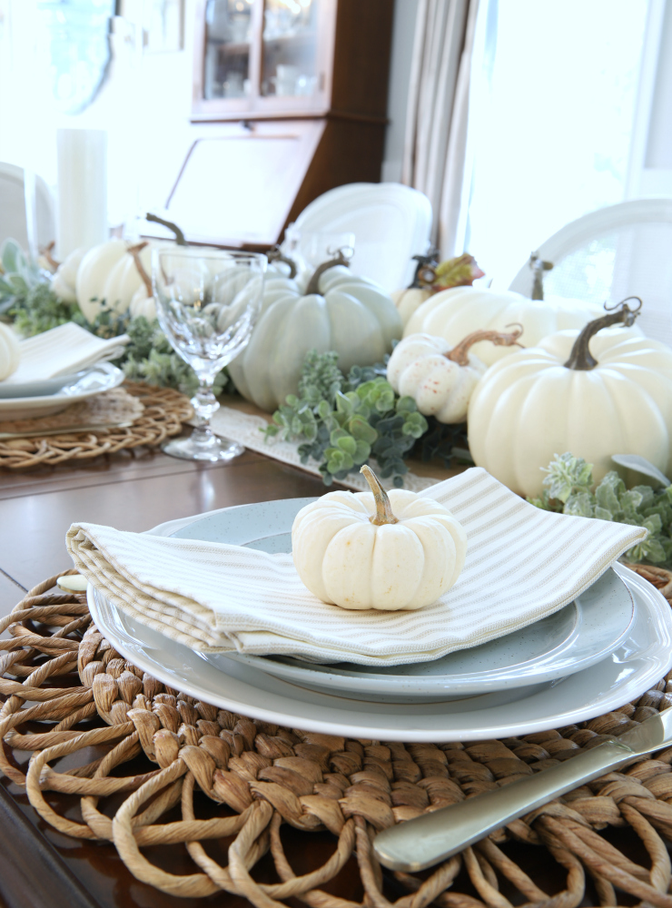 Easy pumpkin tablescape for fall - Willow Bloom Home