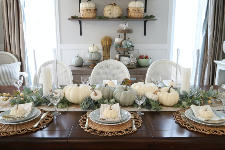 Easy pumpkin tablescape for fall - Willow Bloom Home