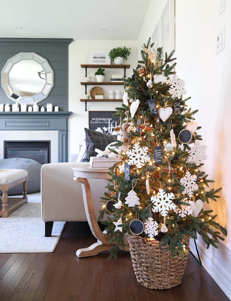 Beautiful And Simple Christmas Décor - Willow Bloom Home